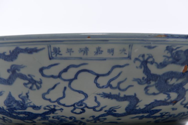 A LARGE CHINESE BLUE AND WHITE DRAGONS DISH, MING DYNASTY (1368-1644 ...