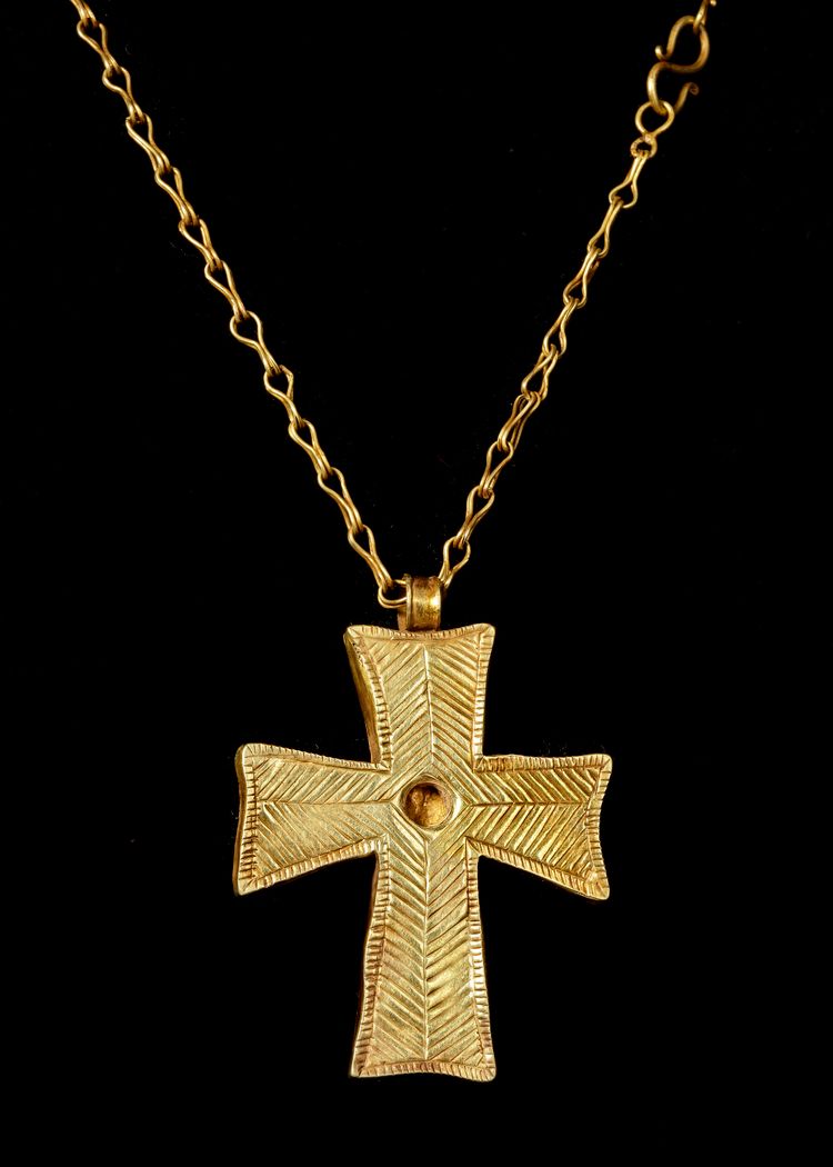 A LARGE PECTORAL CROSS IN PALE GOLD WITH A CHAIN, BYZANTINE, 6TH-7TH ...