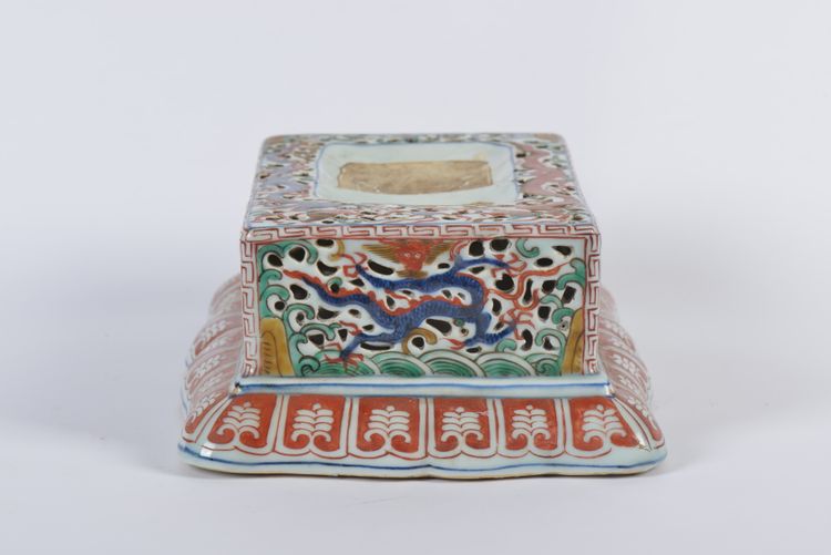A CHINESE WUCAI PORCELAIN INKSTONE HOLDER, 19TH-20TH CENTURY
