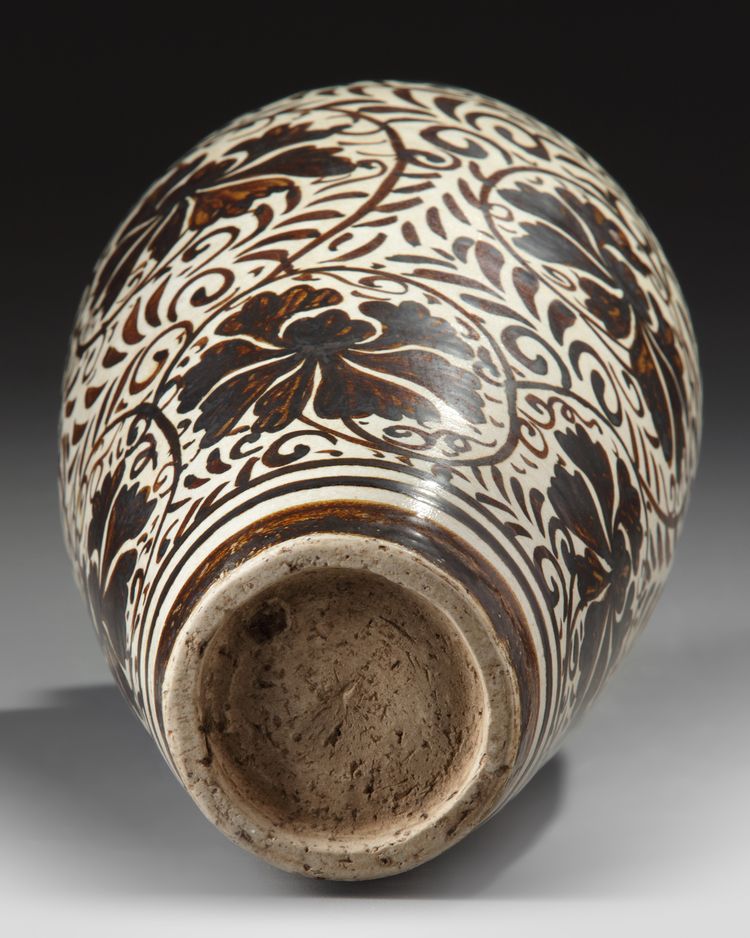 A CHINESE CIZHOU-STYLE SGRAFFITO SCROLLING PEONY VASE