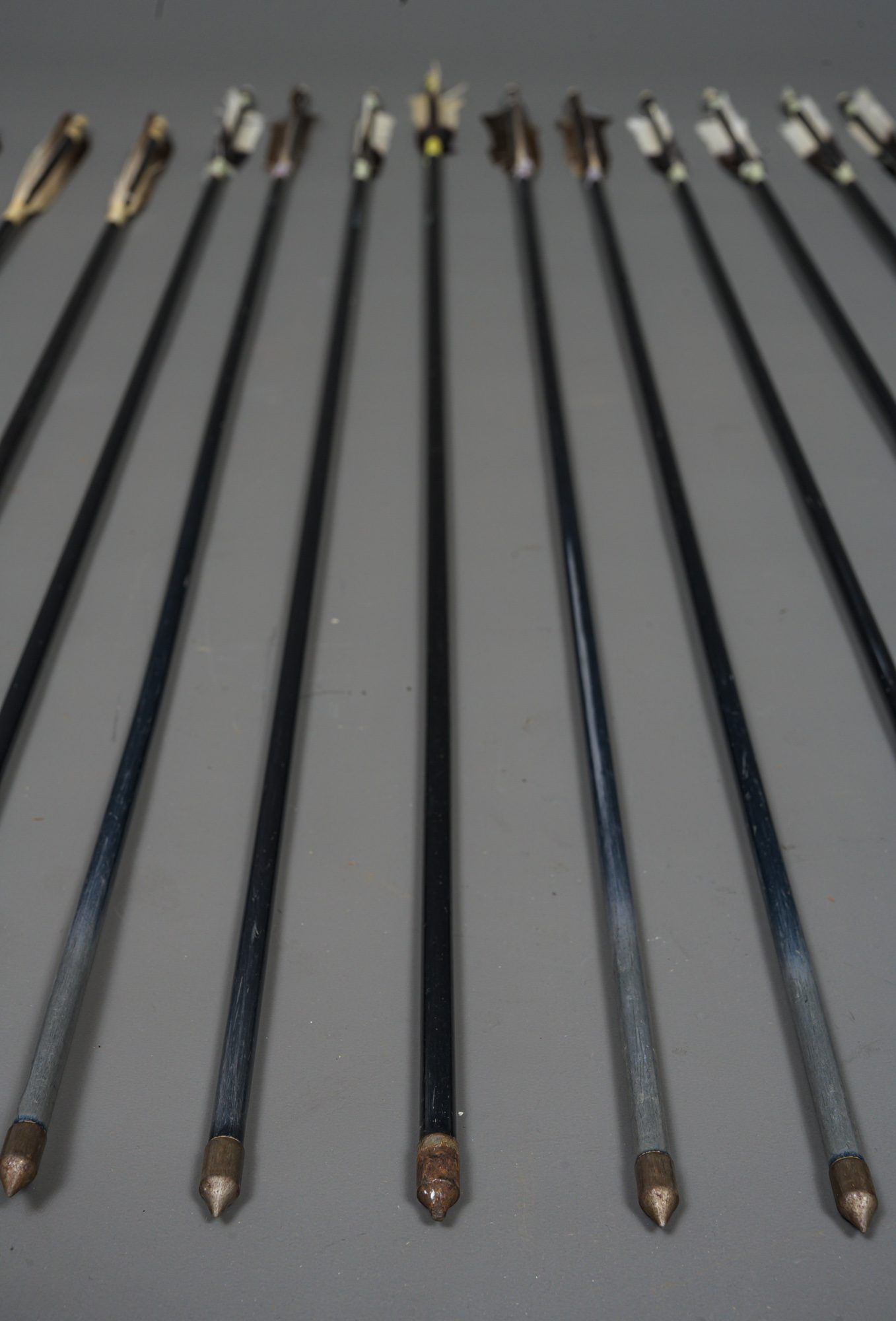 15 MODERN ARROWS IN A STAND