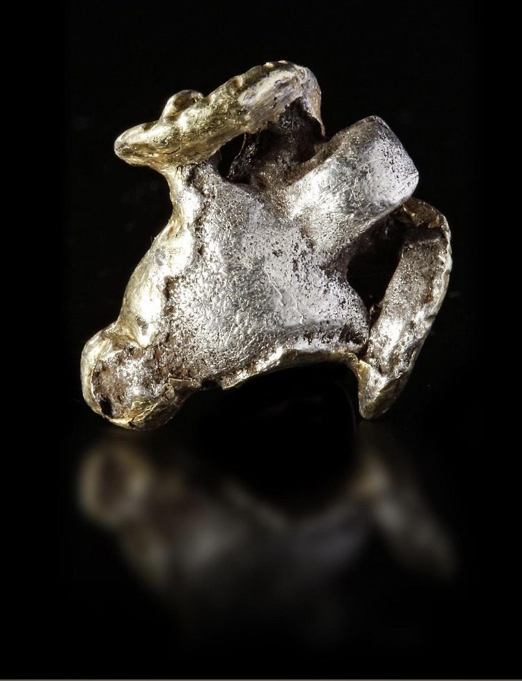 A NEO-ELAMITE GOLD FOIL-COVERED SILVER RAM HEADED AMULET PENDANT, CIRCA ...