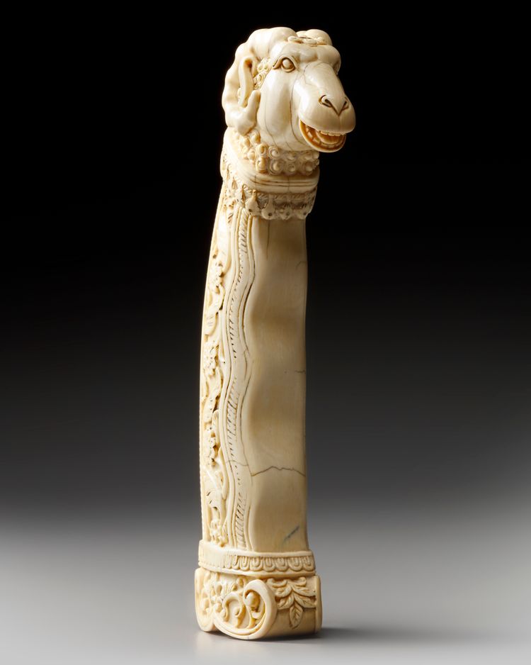 AN IVORY MUGHAL DAGGER HILT, 19TH CENTURY