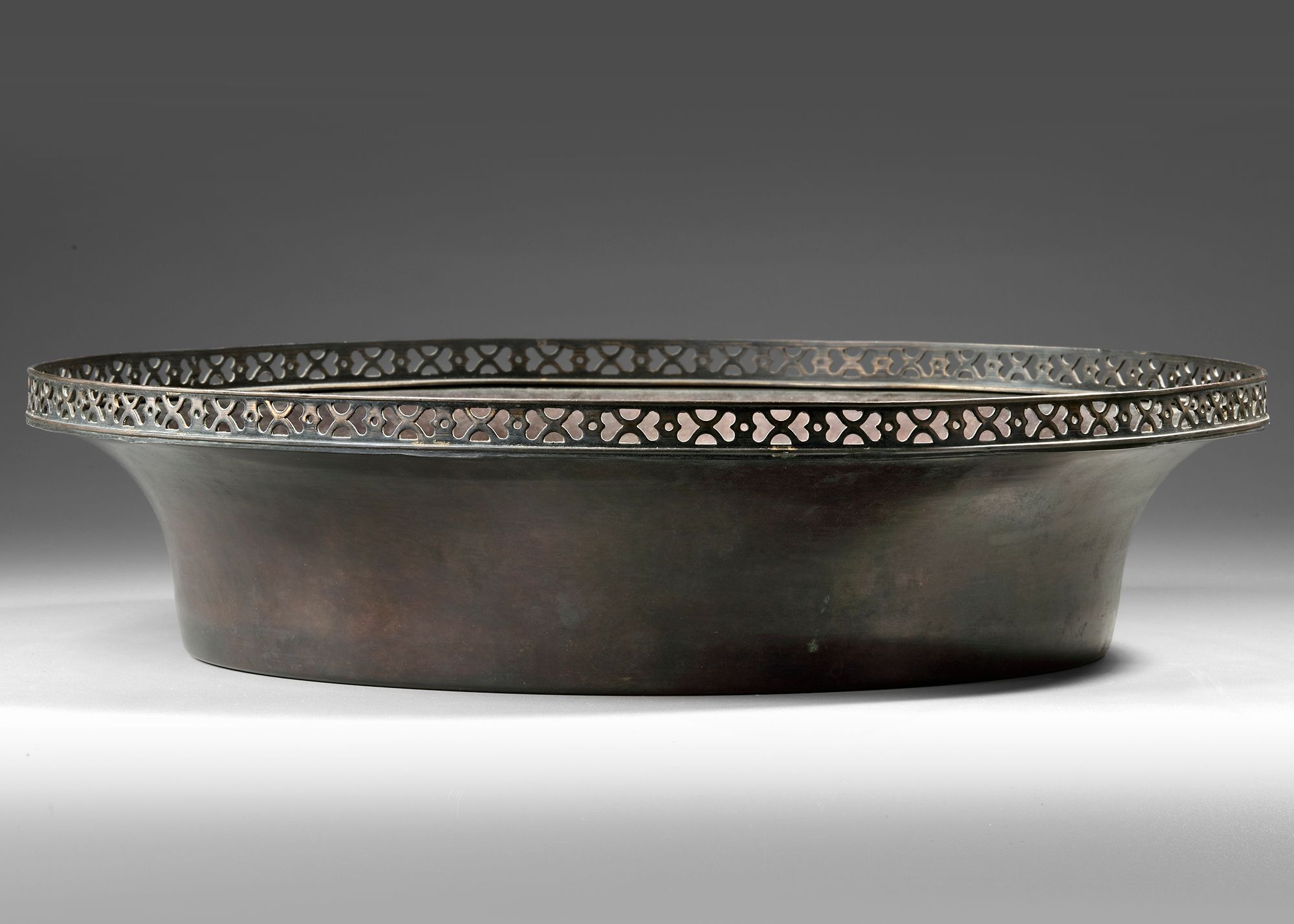 A JAPANESE BRASS ROUND WATER BASIN WITH UPSTANDING EDGE, 20TH CENTURY