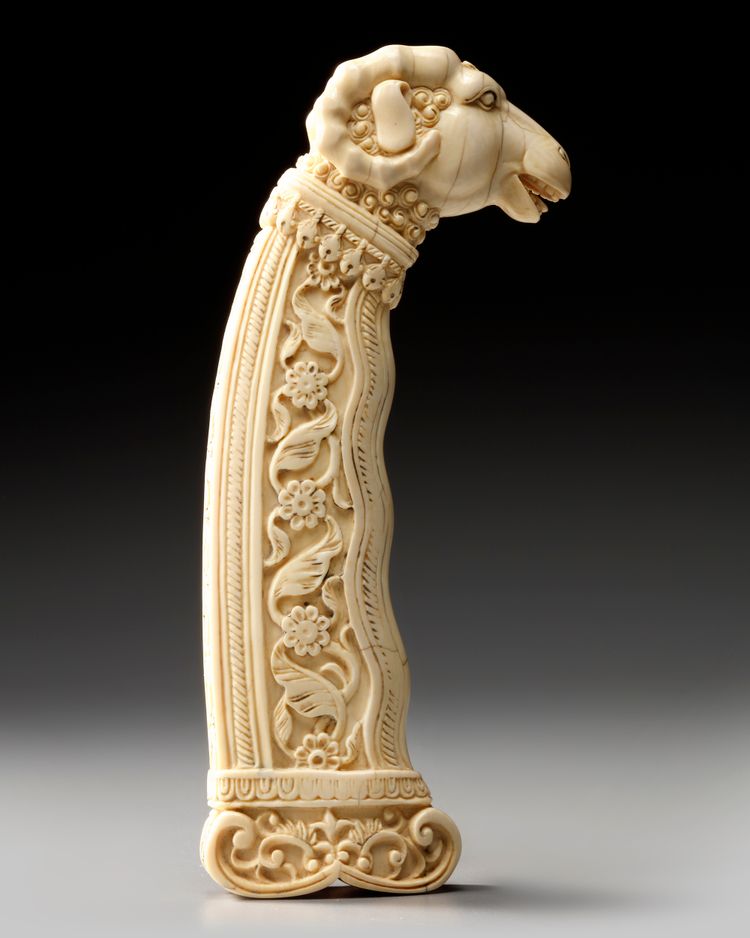 AN IVORY MUGHAL DAGGER HILT, 19TH CENTURY