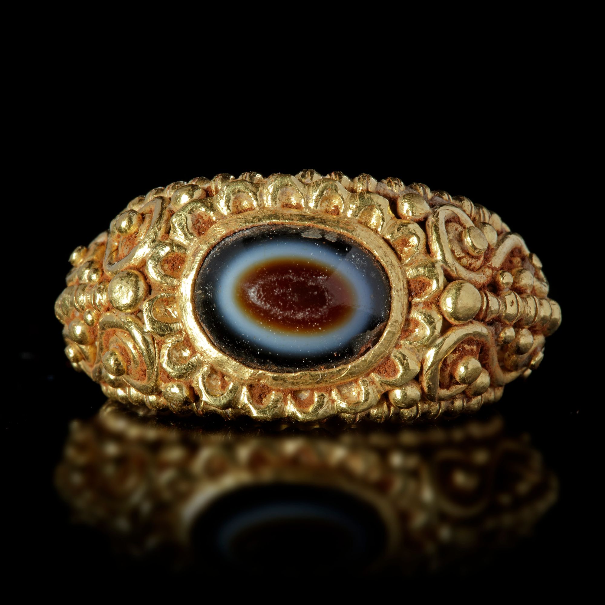 A GOLD RING ROMAN AGATE STONE, 3RD - 4TH CENTURY AD OR LATER