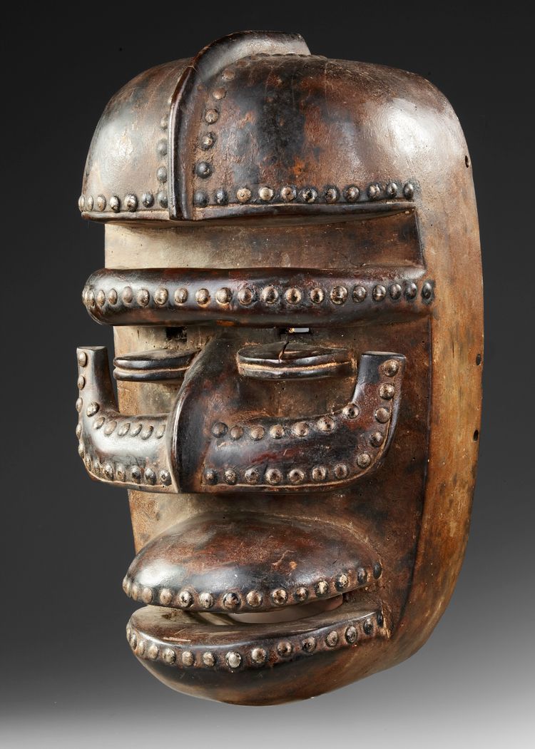 A LARGE WE-GUERE WARRIOR MASK